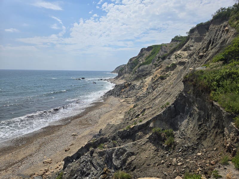 Waves Crashing into the Cliffside Stock Image - Image of ocean, cliff ...