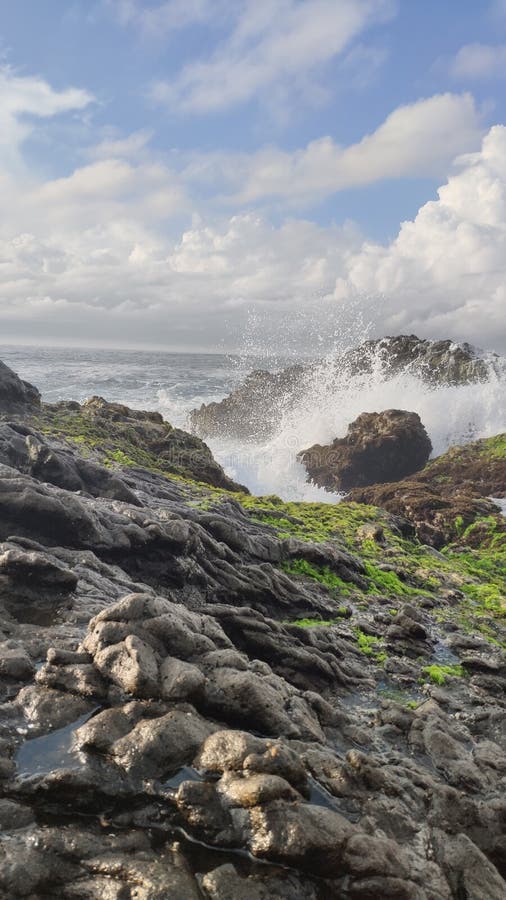 Waves wallpaper potrait stock image. Image of water - 204598655