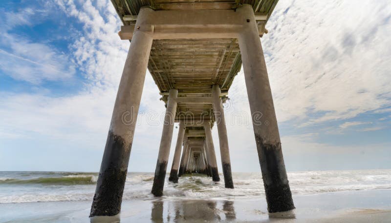 Wooden Pier Extends Out into the Ocean Waves Stock Illustration ...