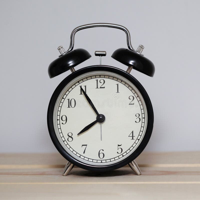 Analoger Retro- Wecker stockfoto. Bild von haupt, warnung - 45044610