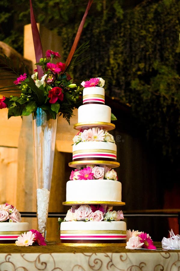 Outdoor wedding Scene stock image. Image of back, flower - 34395169