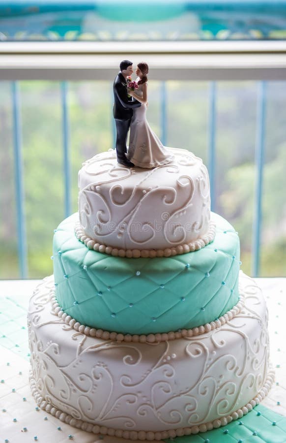 Wedding Cake with Bride and Groom Stock Image - Image of grooms, knot ...