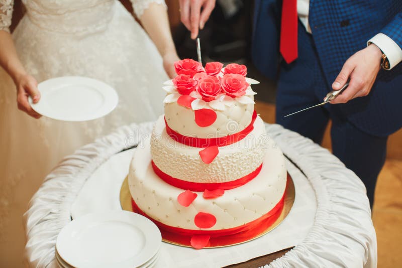 Wedding Cake. the Bride and Groom Cut the Cake at the Banquet Stock ...