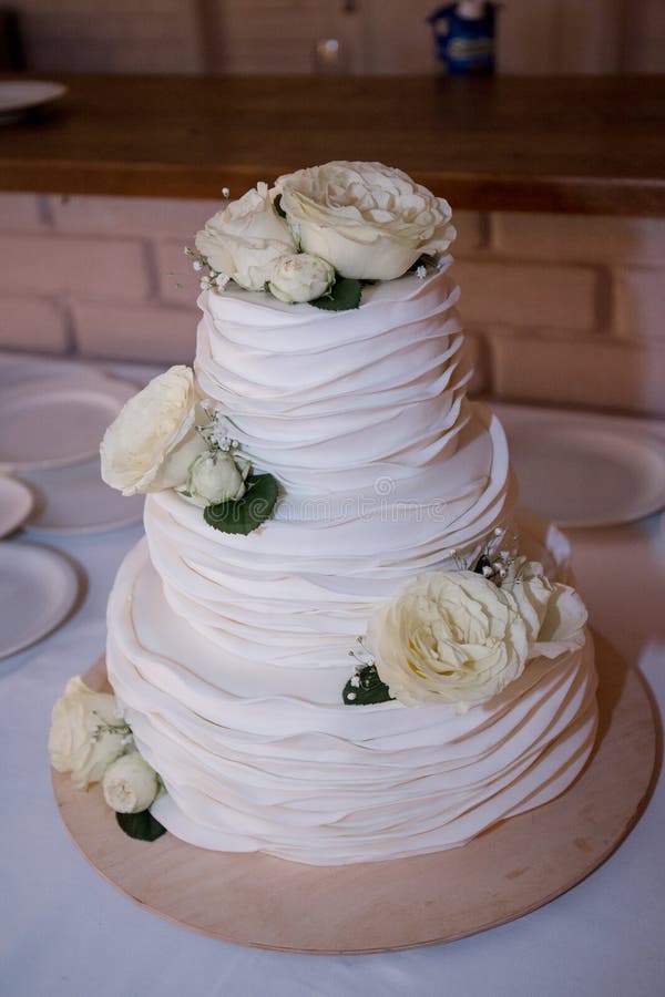 Wedding Cake Bride and Groom Stock Image - Image of dress, table: 184696465