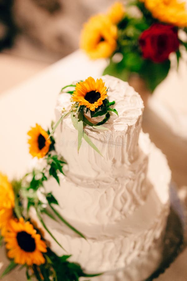 Wedding Cake Decorated Flowers of Sunflower Stock Photo - Image of ... Wedding Cake Decorated Flowers of Sunflower Stock Photo - Image of ...