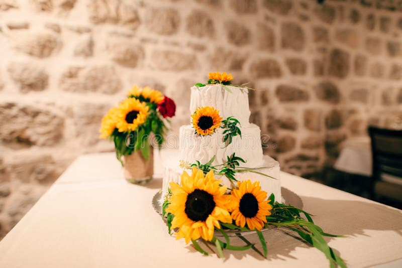 Wedding Cake Decorated Flowers of Sunflower Stock Photo - Image of food ... Wedding Cake Decorated Flowers of Sunflower Stock Photo - Image of food ...