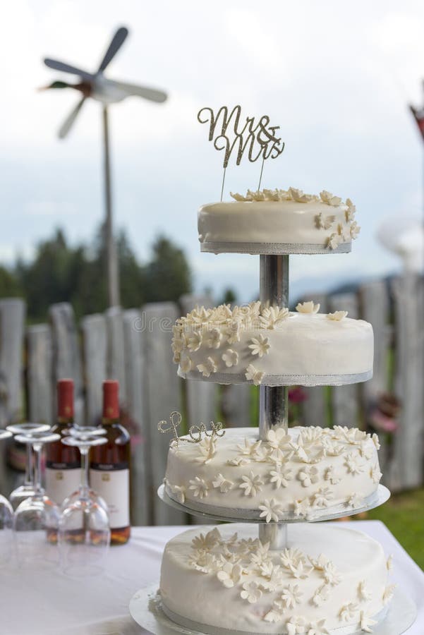 Wedding cake outdoor stock photo. Image of garden, diet - 123366382