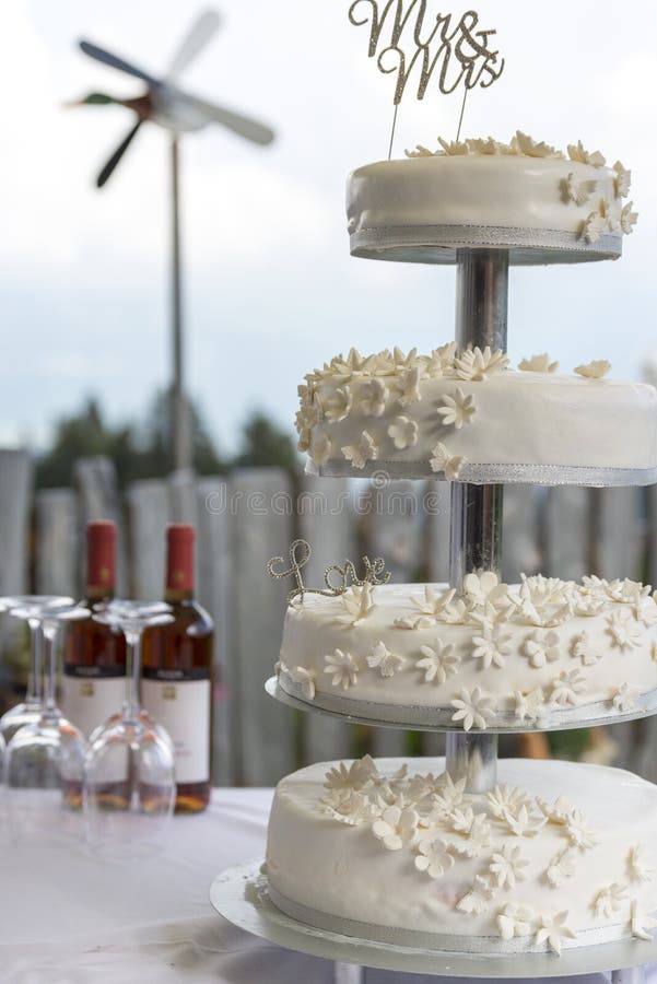 Wedding cake outdoor stock image. Image of bride, sugar - 123372715