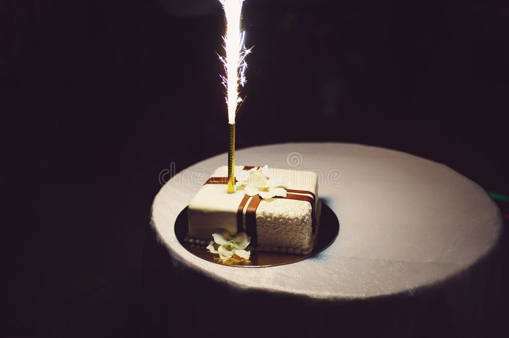 Wedding Cake on Round Table Stock Image - Image of icing, rose: 68966761