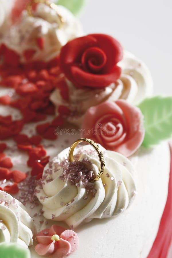 Wedding Cake Topper with Wedding Rings, Close-up Stock Image - Image of ...