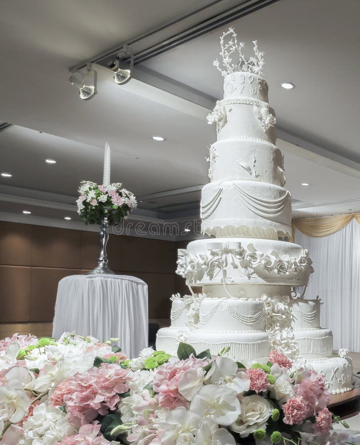Wedding Cake and Flowers Decorations with Chandelier on Ceiling. Stock ...