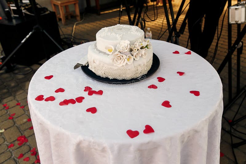 Wedding Cake, White Icing with Roses Decoration, Candy Bar Table Stock ...
