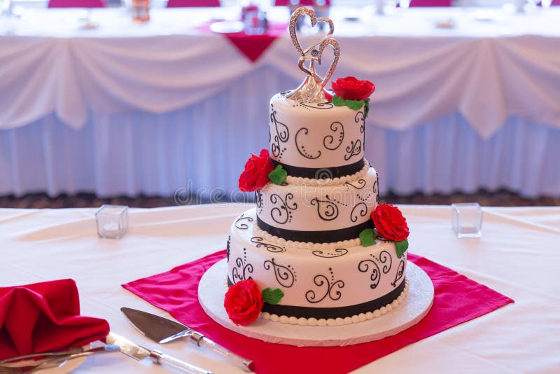 2,496 White Wedding Cake Red Roses Stock Photos - Free & Royalty-Free ...