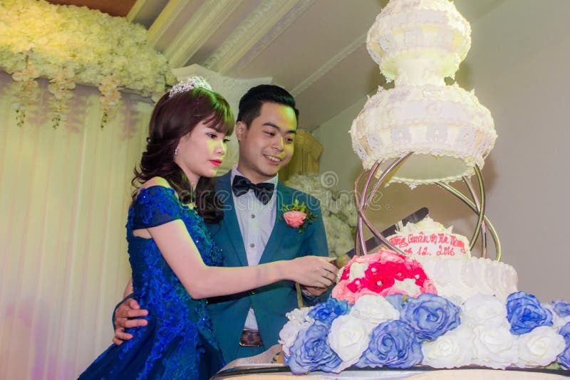 Wedding Couple Cutting Wedding Cake Stock Image - Image of love ...