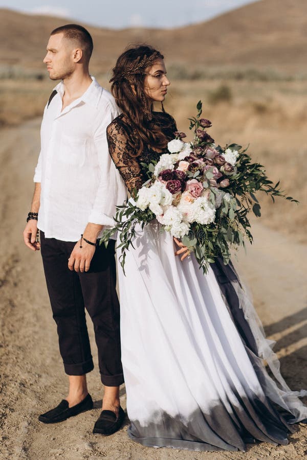 Wedding Couple in Love in Boho Style. Asymmetric Bouquet of Roses Stock ...