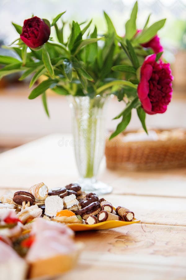 Wedding Dessert and Flowers Stock Photo - Image of flower, sweet: 65364466