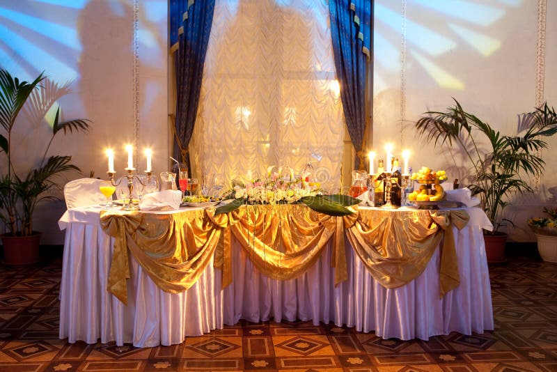 Wedding Dinner Table Reception. Round Banquet Table with White ...