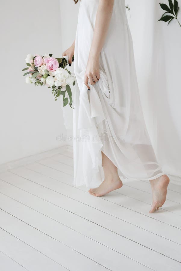 Wedding morning of a bride stock image. Image of flowers - 95190911