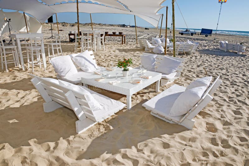 Wedding Reception on the Beach Stock Image - Image of fine, bride: 20394045