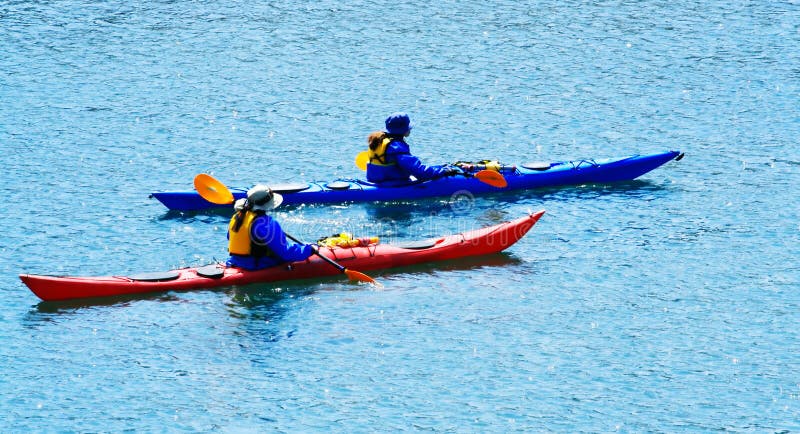 Trois Tandem Kayak De Mer Jaune Sur La Plage Image stock - Image du ...