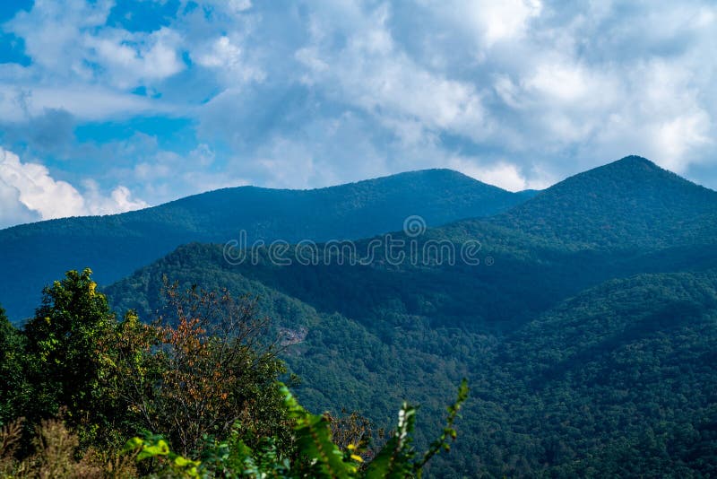 A Weekend Drive on the Parkway Stock Image - Image of valleys, parkway ...