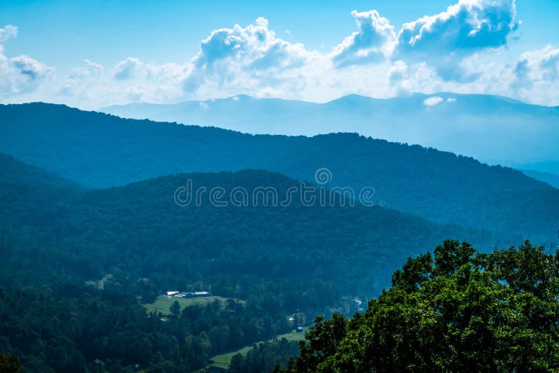 A Weekend Drive on the Parkway Stock Image - Image of view, mist: 131627043