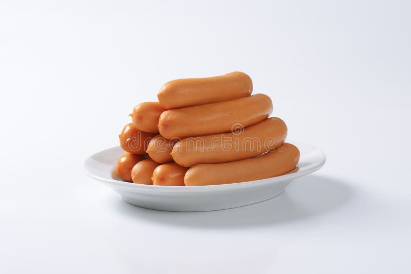 Weense Worstjes Met Aardappelsalade En Ingelegde Uien Op Een Houten ...