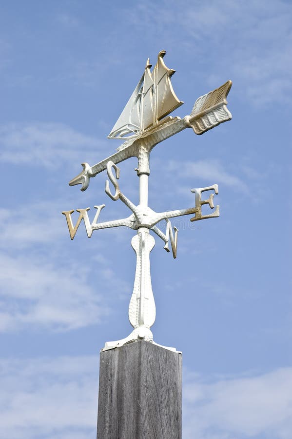 Weerhaan Op Blauwe Hemelachtergrond Stock Foto - Image of roestig, pijl ...