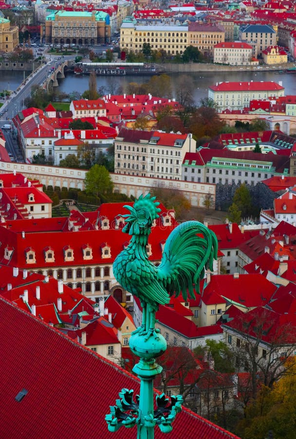 Weerhaan Op Het Dak, Tsjech, Praag, Stadsmening Praag Archit Stock ...