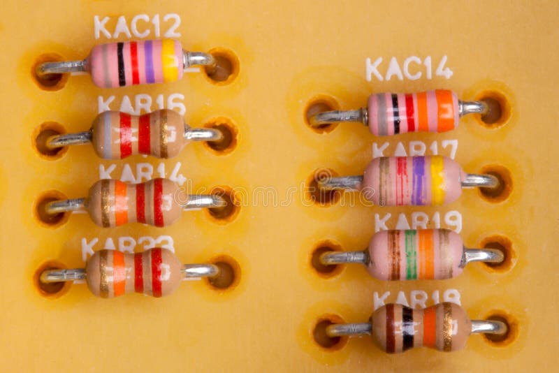 Een Reeks Weerstanden En Gekleurde LEIDENE Dioden Op Een Witte ...