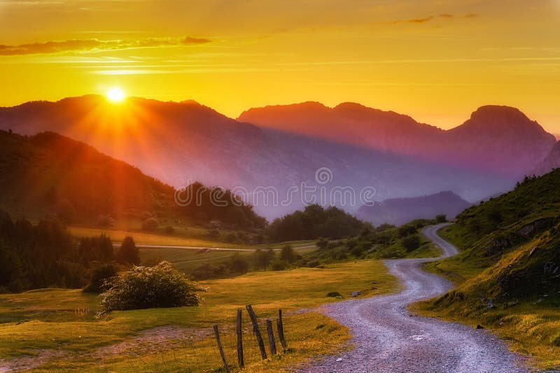 Weg in Den Bergen Bei Sonnenuntergang Stockbild - Bild von land, pfad ...