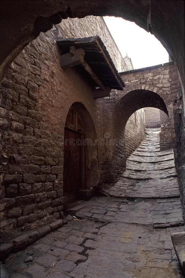 Weg en poort stock afbeelding. Image of traditioneel - 22887359