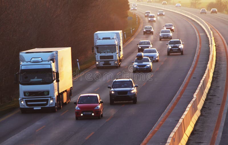 Weg Met Auto's En Vrachtwagen Stock Foto - Image of verkeer, auto: 38858380