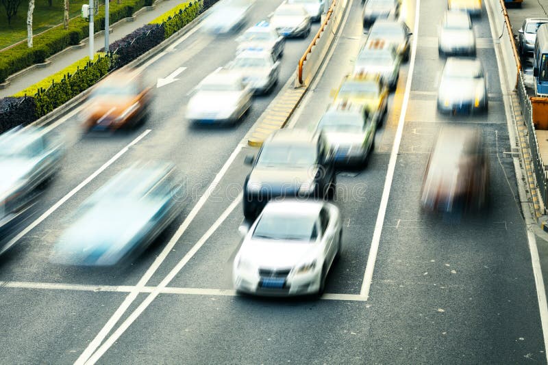 Weg met veel auto's stock foto. Image of vaag, verontreiniging - 26712770