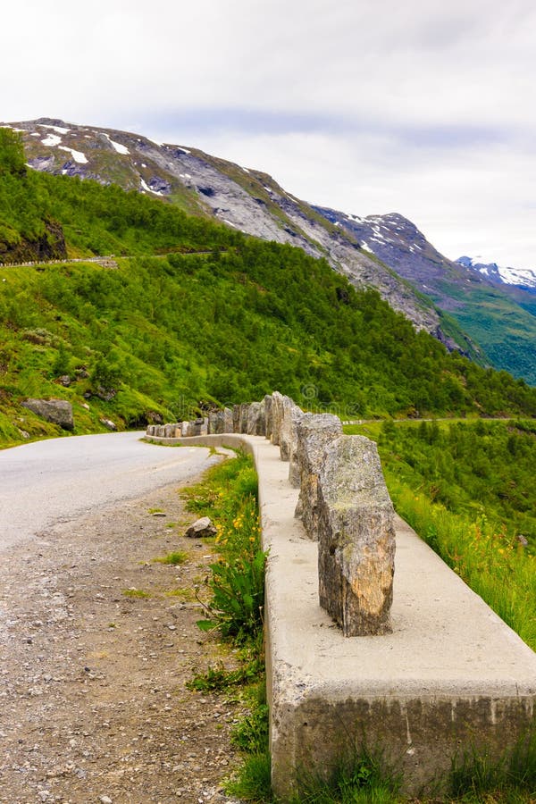 Weg - En Bergachtige Natuur. Route Sognefjellet Noorwegen Stock Foto ...