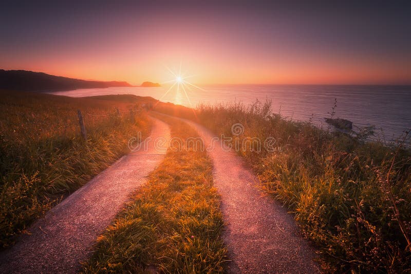 Weg Nahe Dem Meer Bei Sonnenuntergang Stockfoto - Bild von leer, meer ...