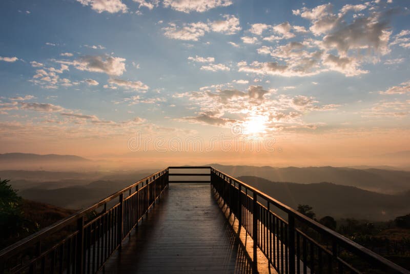 Weg zum Sonnenaufgang stockfoto. Bild von draussen, reise - 133390368