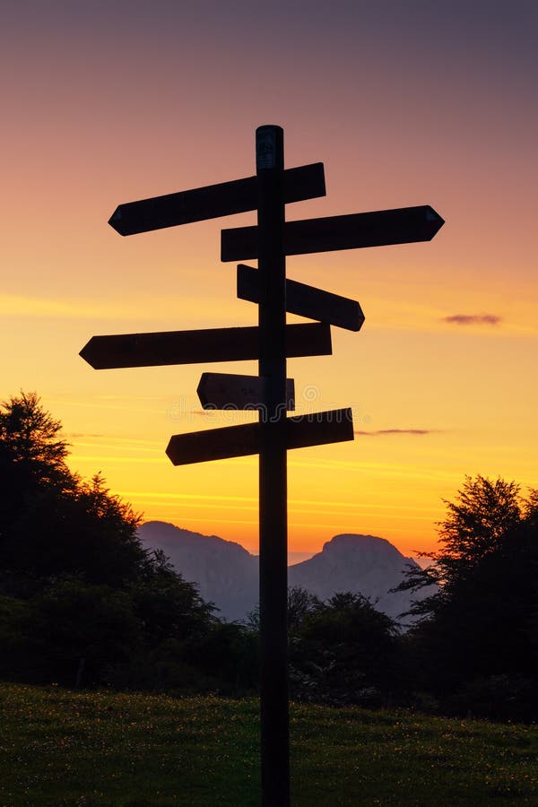 Wegweiser im Berg stockfoto. Bild von berg, wandern, sommer - 56308772