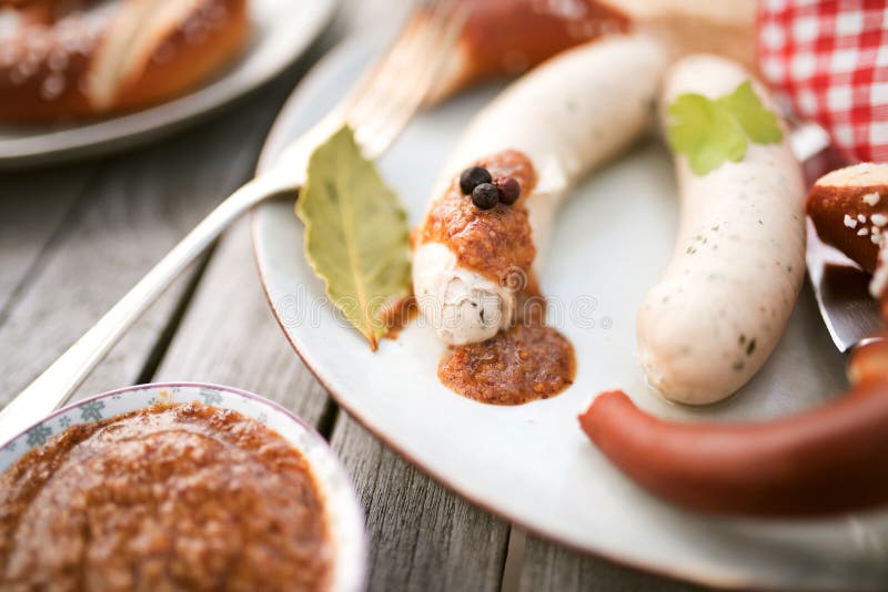Oktoberfest Mit Bier Und Weißer Wurst Stockfoto - Bild von inneres ...