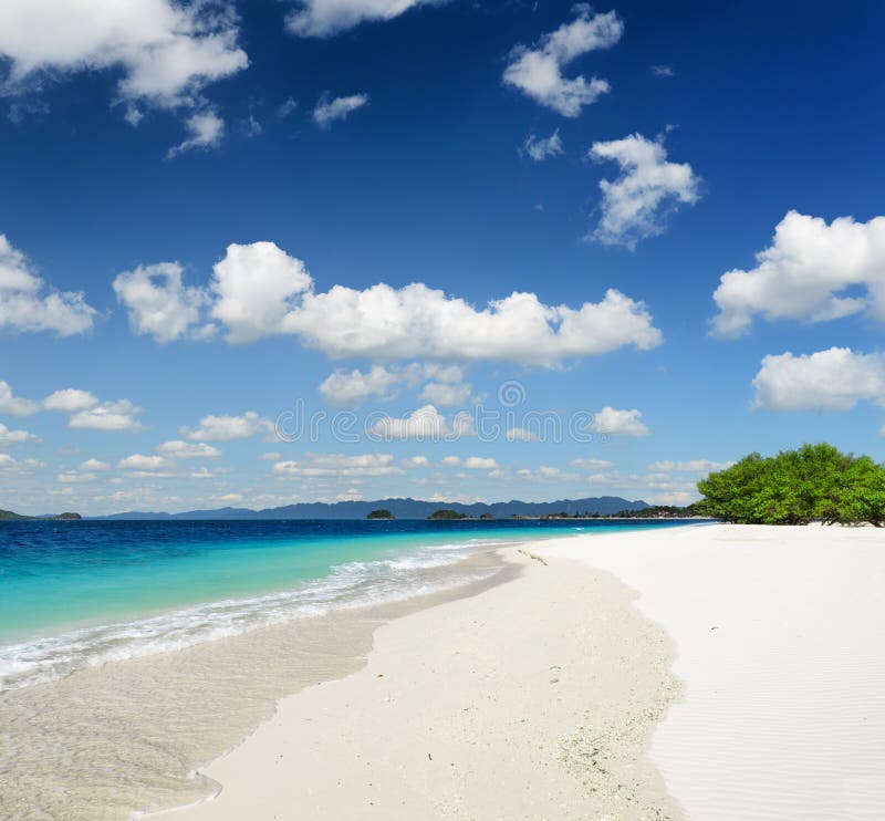 Weißer Sandstrand Und Blauer Himmel Stockbild - Bild von szenisch ...