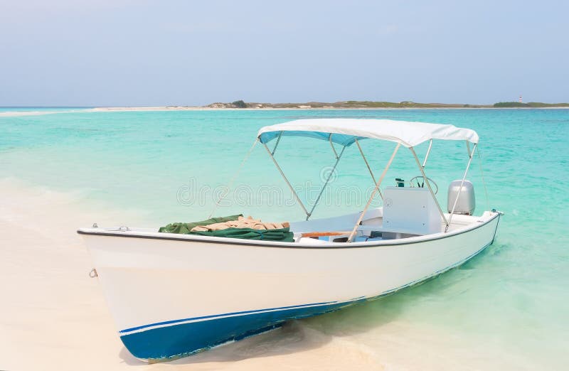 Weißes Boot am Strand stockfoto. Bild von boot, blau - 36668564