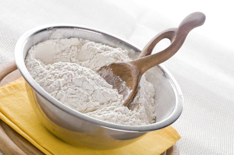 Weißes Mehl in Der Schüssel Stockfoto - Bild von getreide, löffel: 16845050