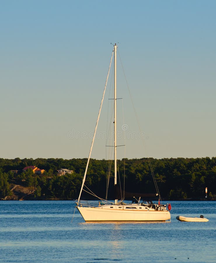 Segelboot stockfoto. Bild von boot, wasser, himmel, segelboot - 10921856
