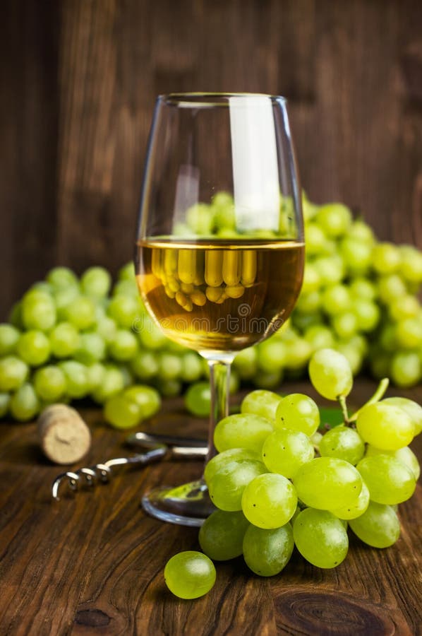 Weißwein in Einem Glas Mit Rebe Und Trauben Stockfoto - Bild von korken ...