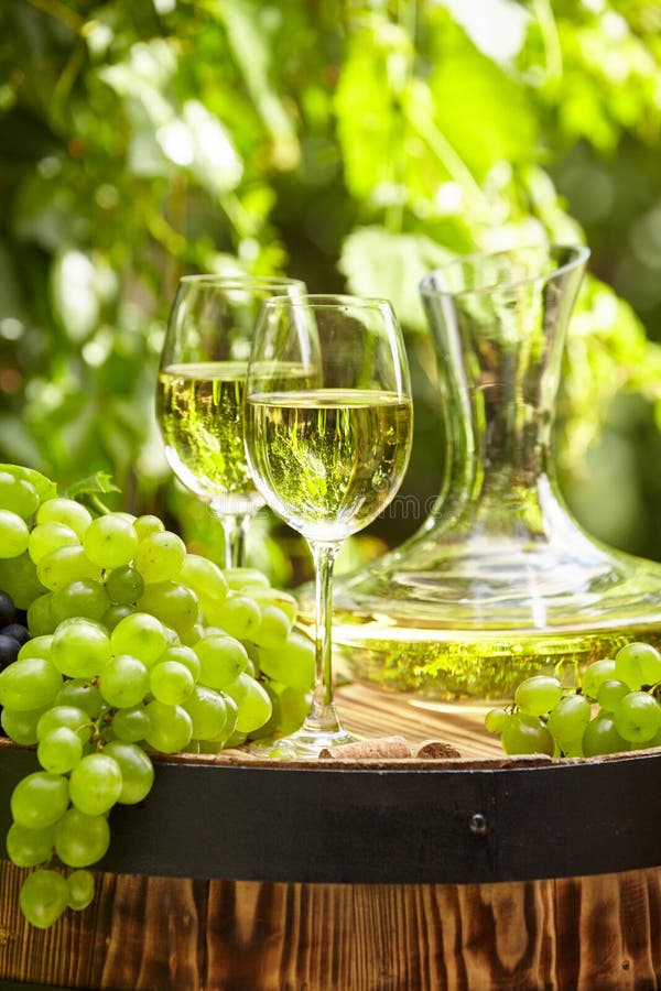 Weißwein Mit Weinglas Und Trauben Auf Gartenterrasse Stockfoto - Bild ...