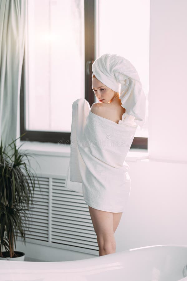Weibliche Model Position Zwischen Fenster Und Badewanne Mithilfe Des