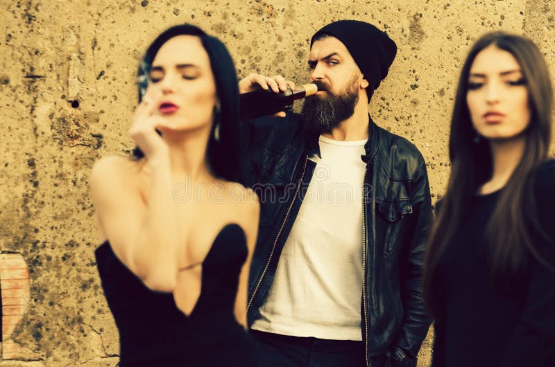 Weibliche Rauchende Zigarette Mit Freunden Stockfoto - Bild von nikotin ...