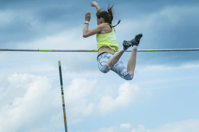 Weiblicher Athlet, Der Erfolgreichen Versuch am Hochsprung Springt ...