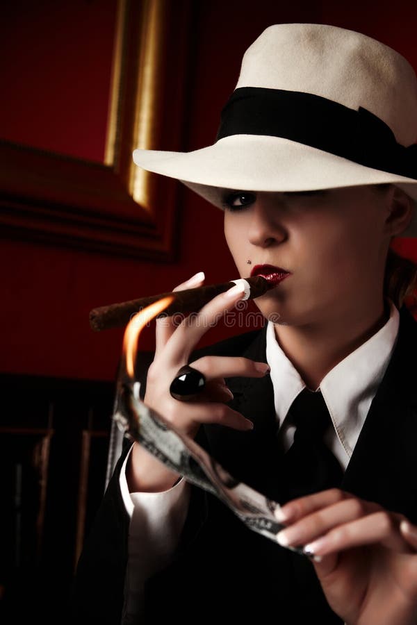 Weiblicher Mafiachef stockfoto. Bild von feuer, erleichtern - 11319798