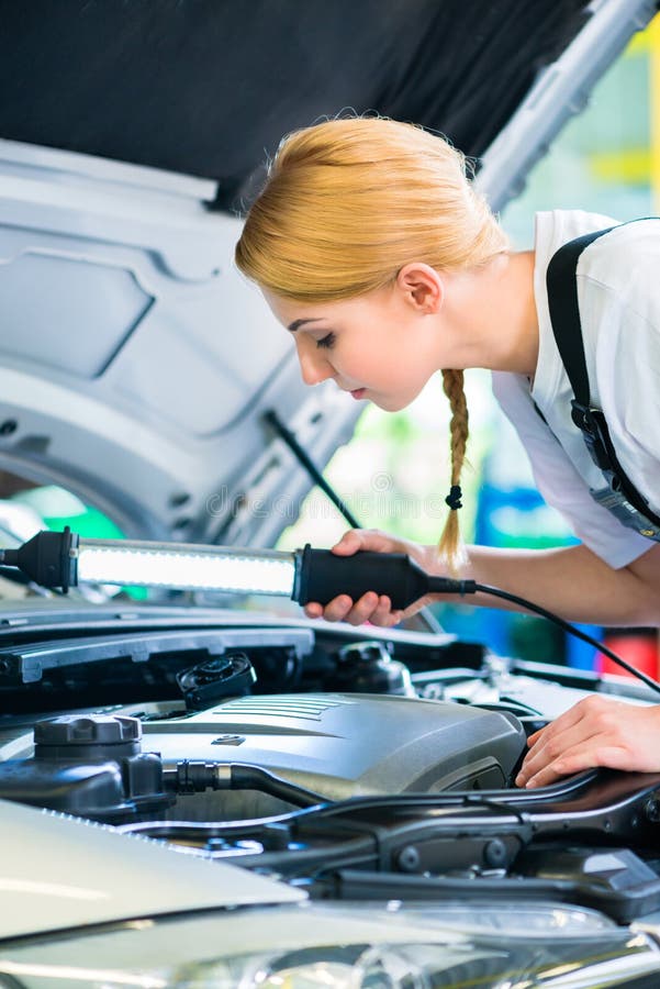 Weiblicher Mechaniker, Der in Der Autowerkstatt Arbeitet Stockbild ...